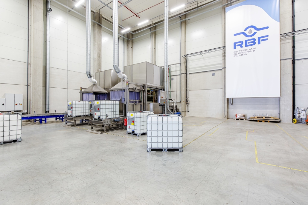 Ompakken van vloeibare chemie • Rotterdam Blending & Filling (RBF)